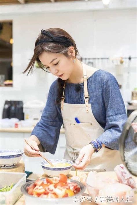 《中餐廳》中趙薇服裝大比拼，變身俏麗小廚娘 每日頭條