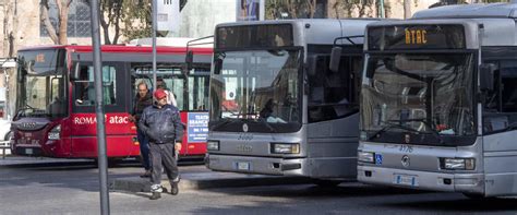 Roma Immigrato Picchia Un Autista Dellautobus E Lo Scaraventa A Terra In Pieno Centro Secolo
