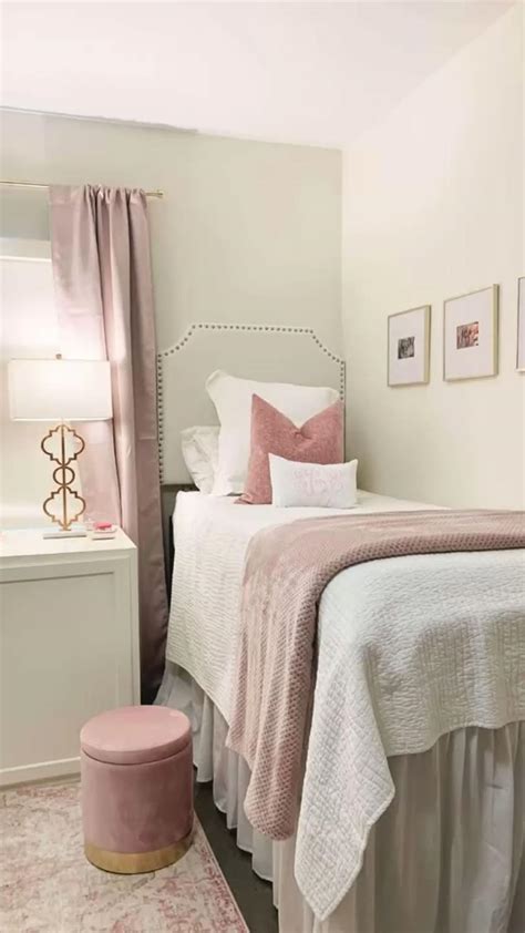 College Dorm Room With Pink Decor Inspiration
