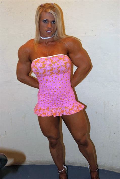 Une Blonde Musclée à La Poitrine Très Chaude Pose Dans Une Robe