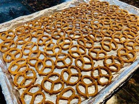 Christmas Pretzel Candy ~ The Recipe Bandit