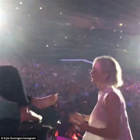 Jennifer Lawrence Kisses Amy Schumers Feet Before Dancing Atop Billy