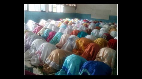 Kegiatan Sholat Zuhur Berjamaah Siswa Putri MTsN 01 Kepahiang