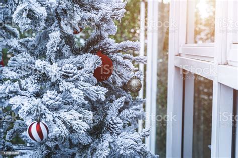 메리 Xmas 다채로운 공 선물 상자 및 크리스마스 인사말 그림 소포 흰 눈 녹색 크리스마스 트리 배경 장식의 클로즈업 0명에 대한 스톡 사진 및 기타 이미지 Istock