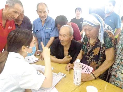 市中心医院专家医疗队到驻村联系点开展义诊送药活动