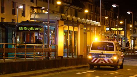 Frankfurt U Bahn Erfasst Fußgängerin Und Verletzt Sie Schwer