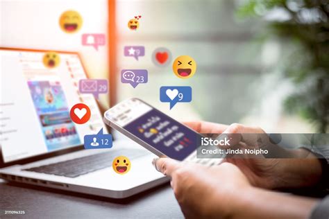 소셜 미디어 및 디지털 온라인 개념 스마트폰 화면 위에 좋아요 메시지 댓글 및 별표의 알림 아이콘이 있는 휴대폰에서 소셜 미디어 마케팅을 사용하는 사람 전화 소셜 미디어