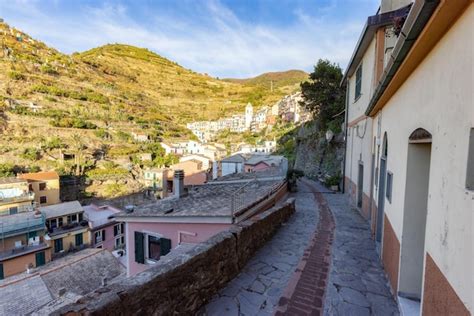 Premium Photo Pathway And Apartment Homes In Touristic Town Manarola