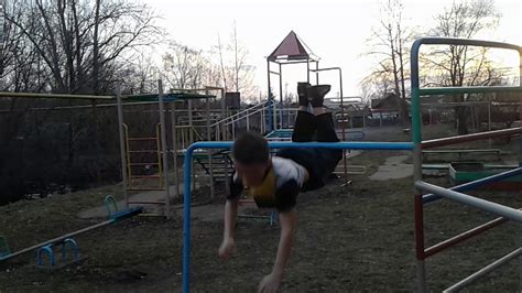 Мальчик делает трюки на турнике и сальто Youtube