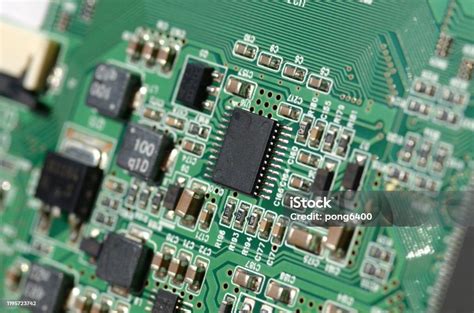 컴퓨터 기판 하드웨어 마더 보드 마이크로 일렉트로닉스 서버 Cpu 칩 반도체 회로 코어 레드 기술 배경 또는 프로세서 개념 전자 적색 질감 0명에 대한 스톡 사진 및 기타