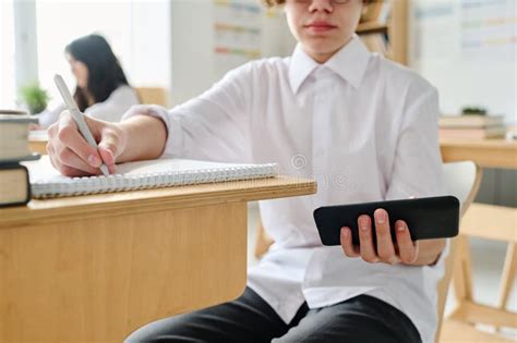 Estudante Desligando O Telefone Na Sala De Aula Imagem De Stock Imagem De Caucasiano Mesa