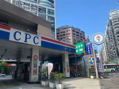 加油再等等！66起汽、柴油各調降06元 92無鉛汽油跌破30元大關 引新聞