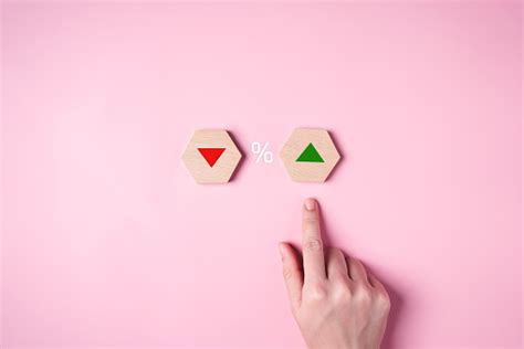 위아래 화살표 방향 이자율 변화 위아래 방향 경제 성장 이자율 및 모기지 금리 개념을 나타내는 화살표가 있는 백분율 기호 개발에 대한 스톡 사진 및 기타 이미지 Istock