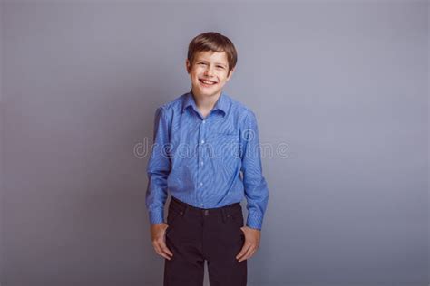Aspecto Europeo Del Adolescente Del Muchacho En Una Camisa Azul Foto De