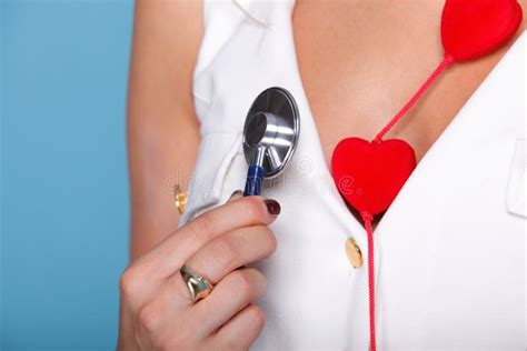 Женщина в костюме нюни с сердцем красного цвета Stetoscope Стоковое