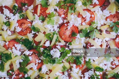 소스와 나무 테이블에 재료의 원시 피자 반죽 신선한 O 원시 피자 전통적인 스타일에서 준비 기구 및 슬레이트 접시에 야채와 마르게리타 피자 고기에 대한 스톡 사진 및 기타