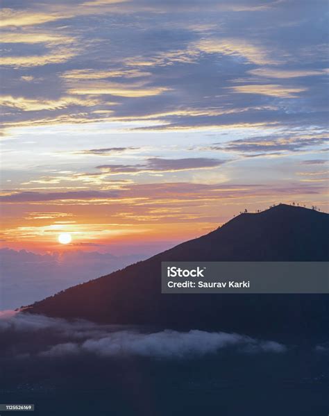 아름 답 고 웅장 한 이른 아침 일출 Batur 마운트 라이브 화산 산 블루와 오렌지 빛 산과 언덕의 하단에 Fogs 실루엣으로