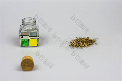 白色背景上有草药的克鲁特图片 包图网企业站