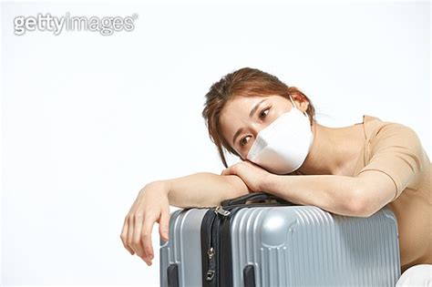 여성 여행 여행자 역할 여행가방 짐 바이러스감염 감기 질병 기진맥진 컨셉 걱정 어두운표정 이미지