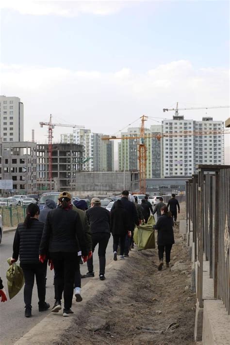 Vip76 Mn Байгаль орчин аялал жуулчлалын яамны албан хаагчид орчныхоо зам талбайг цэвэрлэв