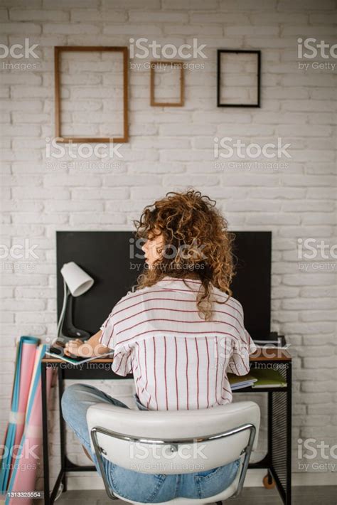 작은 로프트 에서 일하는 학생 여성 노트북에 대한 스톡 사진 및 기타 이미지 노트북 쓰기 후면 Istock