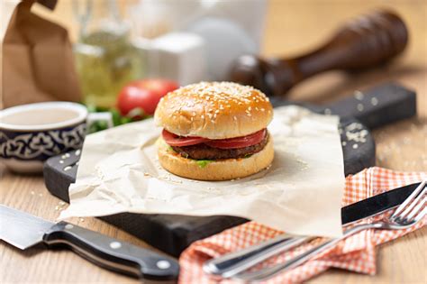 Burger Mini Dengan Patty Daging Sapi Dan Tomat Foto Stok Unduh Gambar
