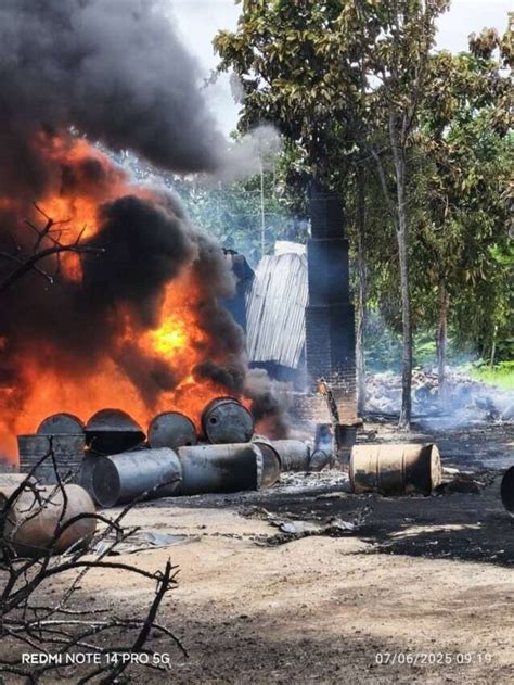 ကျွန်းလှမြို့နယ်၊ ရွာကုန်းကြီးရွာနားရှိ ရေနံချက်ဖိုကို စစ်တပ်က တိုက်လေယာဉ်ဖြင့် ဗုံးကျဲချ၍ ဆီပေပ