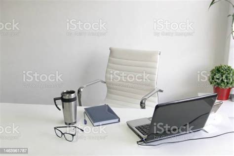 편안한 의자 식물 노트북 휴대폰 노트북 안경 및 보온병에 커피로 근무일을 시작할 준비가 된 흰색 빈 사무실 0명에 대한 스톡 사진 및 기타 이미지 Istock