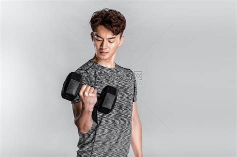 男子哑铃运动高清图片下载 正版图片501062867 摄图网