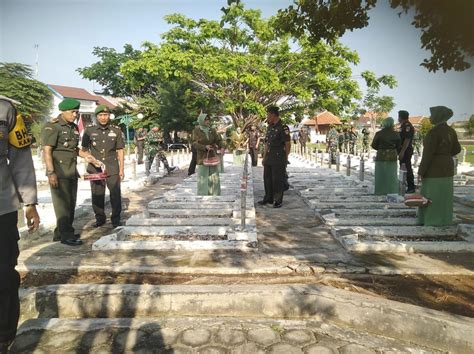 TABUR BUNGA DI TAMAN MAKAM PAHLAWAN Dinas Sosial Pengendalian