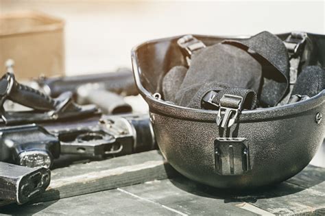 기계 기관총 탄약의 나무 상자에 더미에 누워 플래쉬 등을 가진 육군 헬멧 0명에 대한 스톡 사진 및 기타 이미지 0명 감시 개성 개념 Istock