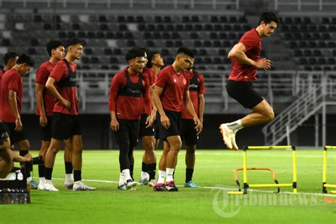 Timnas Indonesia Gelar Latihan Malam Hari Di Stadion GBT Foto 4