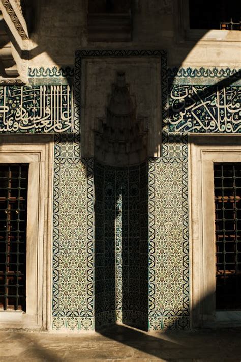 건물 외관 건축 건축 사진 건축 세부 구슬 그림자 기하학적 설계 도림질 세공 돌 모스크 모자이크 문화 유산 미술 벽 벽 기둥 복잡한 빛과 그림자