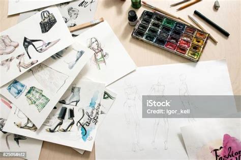 Sketsa Busana Di Meja Desainer Foto Stok Unduh Gambar Sekarang Mode