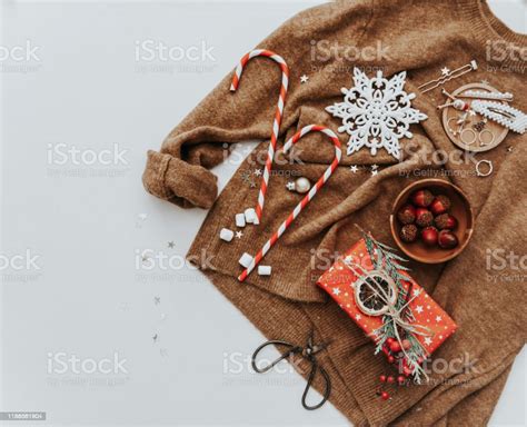 겨울 휴가 여전히 생활 배경입니다 흰색 배경에 크리스마스 사탕 지팡이와 커피 컵 상단 보기 플랫 레이 아늑한 겨울 여행 0명에 대한 스톡 사진 및 기타 이미지 Istock