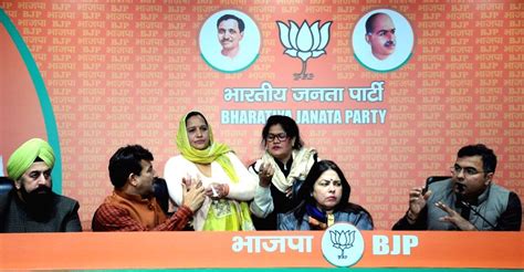 Mos Meenakshi Lekhi Along With Bjp Mp Manoj Tiwari With Injured Party