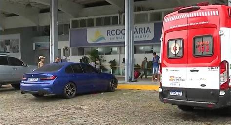 Jovens mortos em BMW em SC passaram mal após comer cachorro quente na