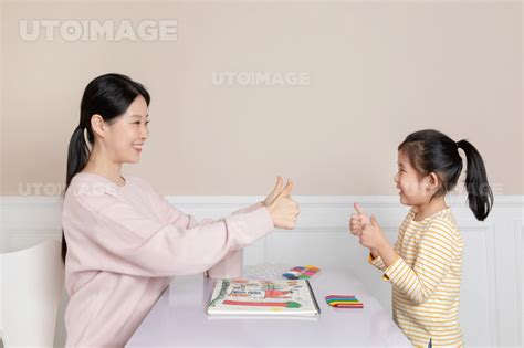 유토이미지 엄마와 딸완성된 그림을 보고 칭찬해주는 사진