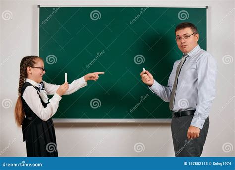 Porträt Eines Lehrers Und Schülers Das Auf Dem Hintergrund Der Tafel