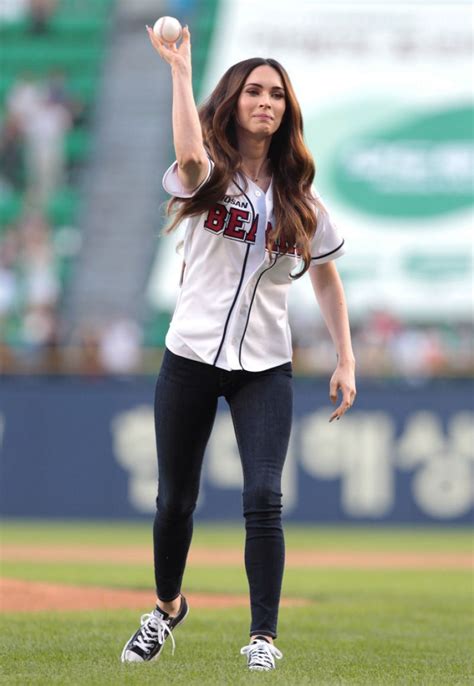 Megan Fox Throws 1st Pitch At Lg Twins Vs Doosan Bears Game In Seoul