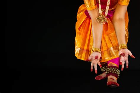 Bharatanatyam 춤을 수행하는 여성 인도 고전 무용수는 복사 공간이 있는 어두운 배경에서 포즈를 취합니다 개념에 대한