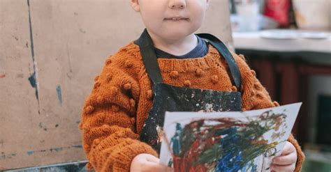 실내 가르치는 가족 공부하다 공예 교실 교육 귀여운 그리는 그리다 그림 다채로운 독창성 돕는 라이프스타일 미술 수업 미술 재료 미술교육