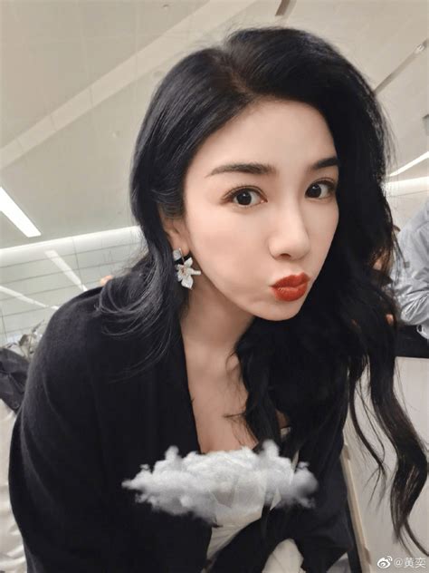 女星黄奕就私自拿美术馆展品摆拍道歉 网民争议：她真是错了吗 星岛日报