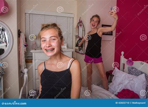 Due Ragazze Che Giocano Nella Loro Stanza Fotografia Stock Immagine