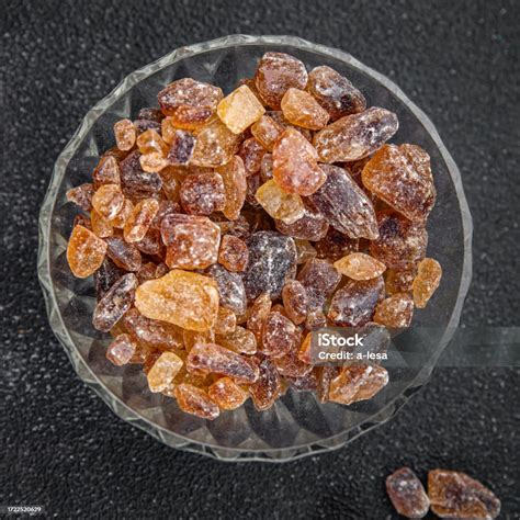 사탕 수수 설탕 바위 설탕 결정 조각 사탕 갈색 설탕 설탕에 절인 설탕 큰 바위 캐러멜 먹기 갈색에 대한 스톡 사진 및 기타 이미지 Istock