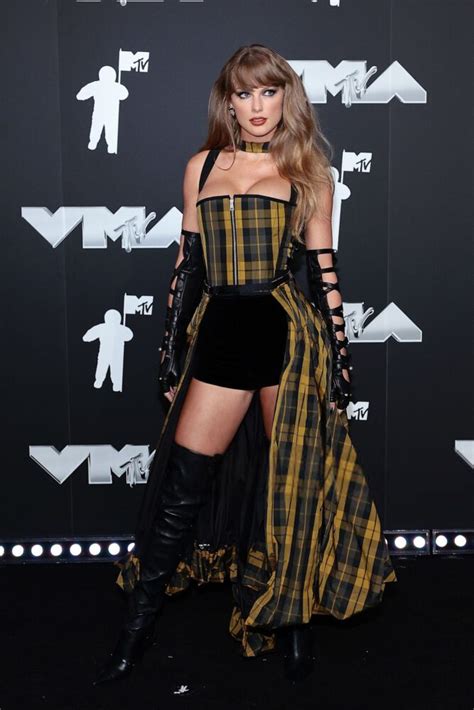 Taylor Swift Stuns With Sexy Cleavage At Mtv Vmas