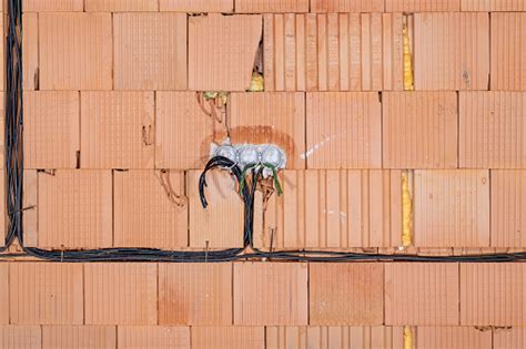 벽에 와이어 소켓 백 박스 케이블 링 배경입니다 벽돌 벽에 전기 소켓 구멍에서 튀어 나와 다채로운 전기 전선 새로운 전기 배선 설치 건설 현장에 대한 스톡 사진 및 기타