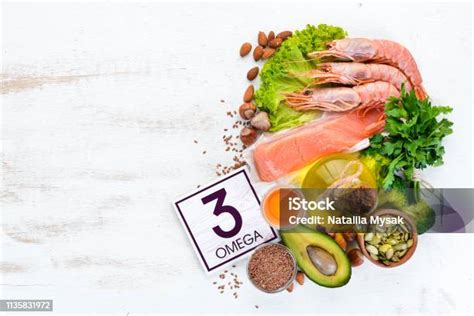 오메가 함유 식품 3 비타민 건강 식품 아보카도 생선 새우 브로콜리 아마 견과류 계란 파 슬 리 평면도 텍스트를 위한 여유 공간 흰색 나무 바탕에 단백질에 대한 스톡 사진