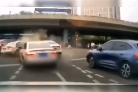北京一网约车超速闯红灯致多车连撞：妈妈抢救无效当日去世，孩子仍在icu