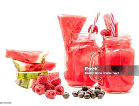 수 박 스무디 메이슨 항아리에 수 박 산딸기 블루베리 아이스 큐브 흰색 배경에 고립의 조각으로 장식 되어 있습니다 과일 스무디를 마시는 밀 짚 절연 각얼음에 대한 스톡 사진